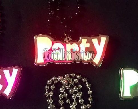 Collar PARTY con Perlas (LED) | Cotillonisimo
